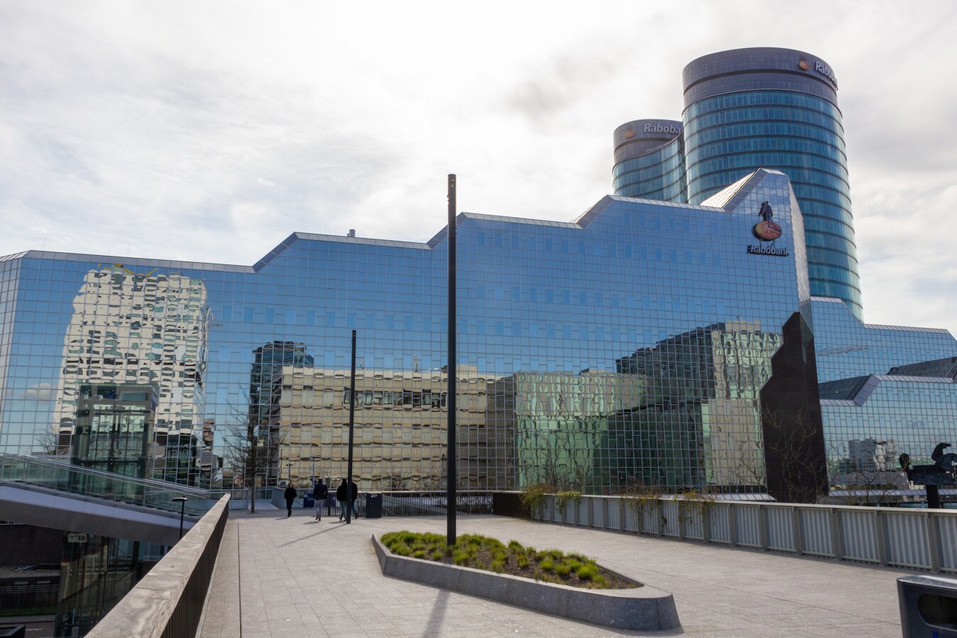 Weer klimaatactivisten opgepakt bij Utrechts hoofdkantoor Rabobank ...