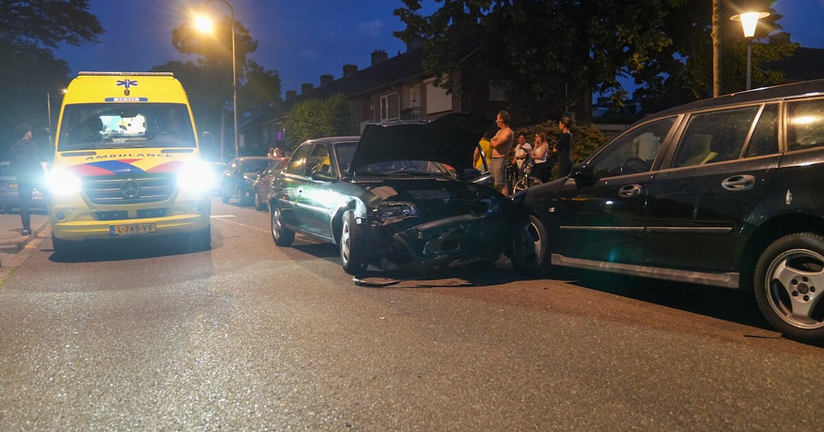 Bestuurder wordt onwel en raakt vijf auto's in Helmond | Helmond | AD.nl