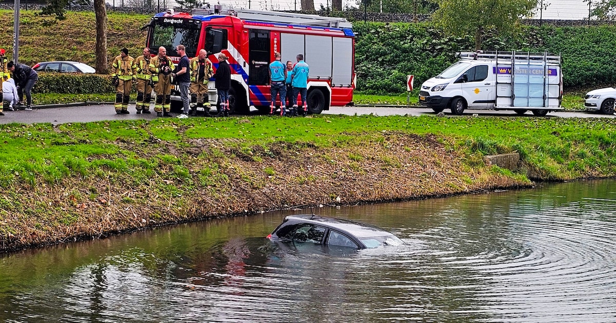 Automobilist raakt macht over stuur kwijt en rijdt het water in | Dordrecht | AD.nl