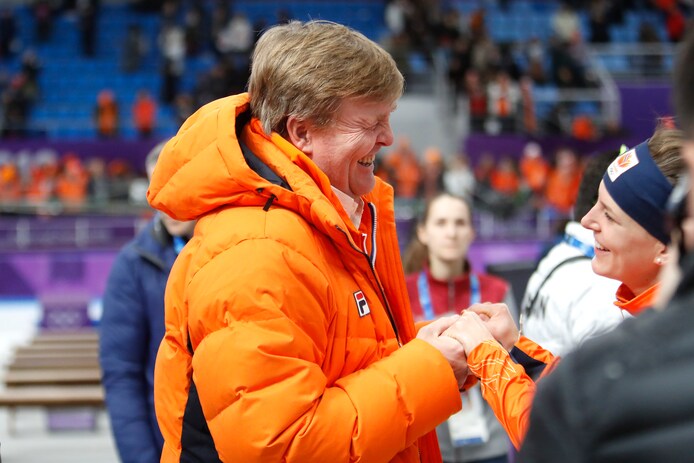 De omhelzing van de koning met schaatskoningin Ireen Wüst | Olympische ...