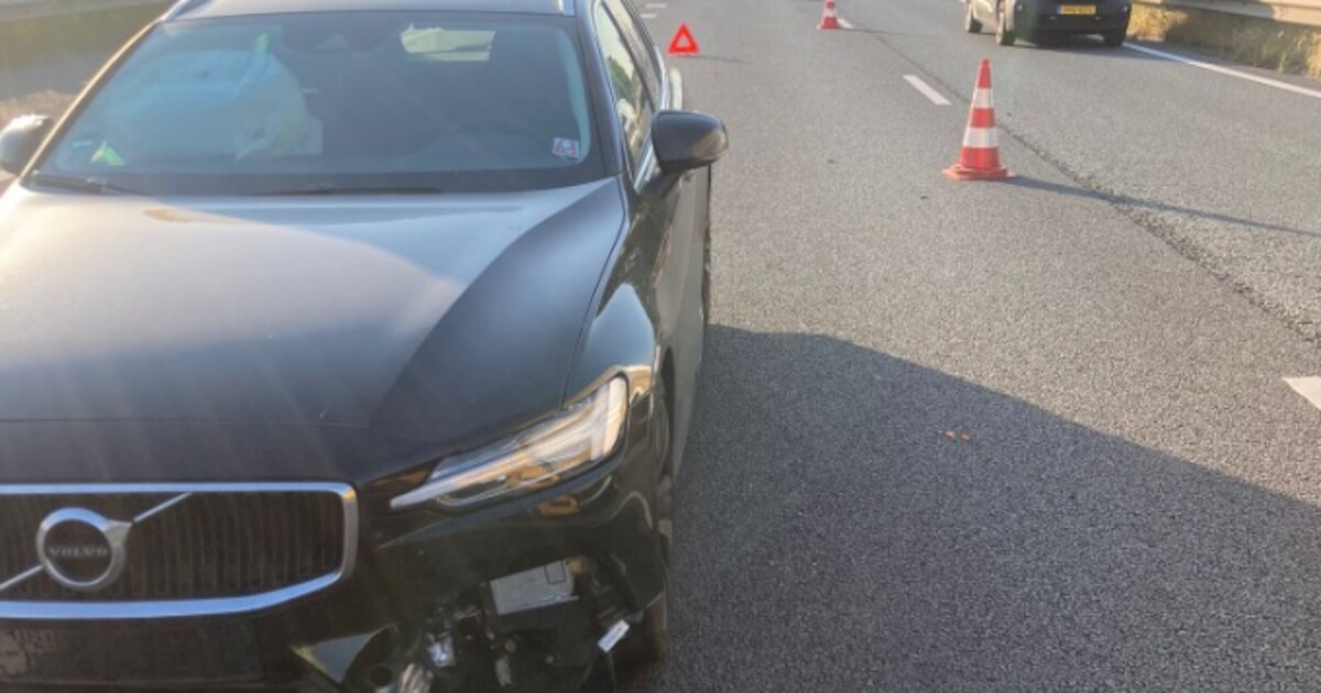 Losgeraakt wiel raakt auto: vertraging op A15 richting Rotterdam ...