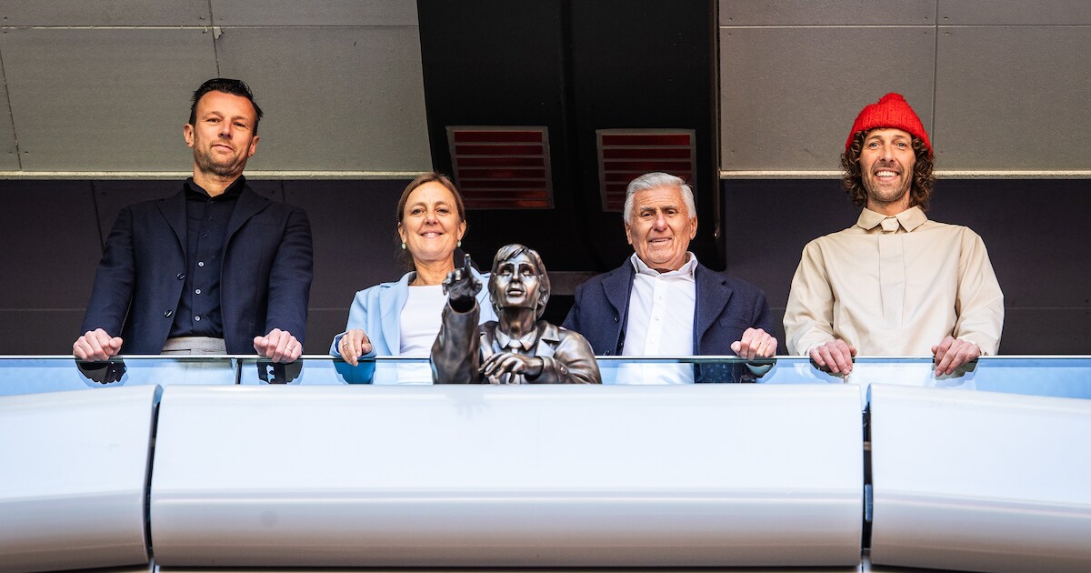 Johan Cruijff op geboorte­dag geëerd met beeld in Johan Cruijff Arena ...