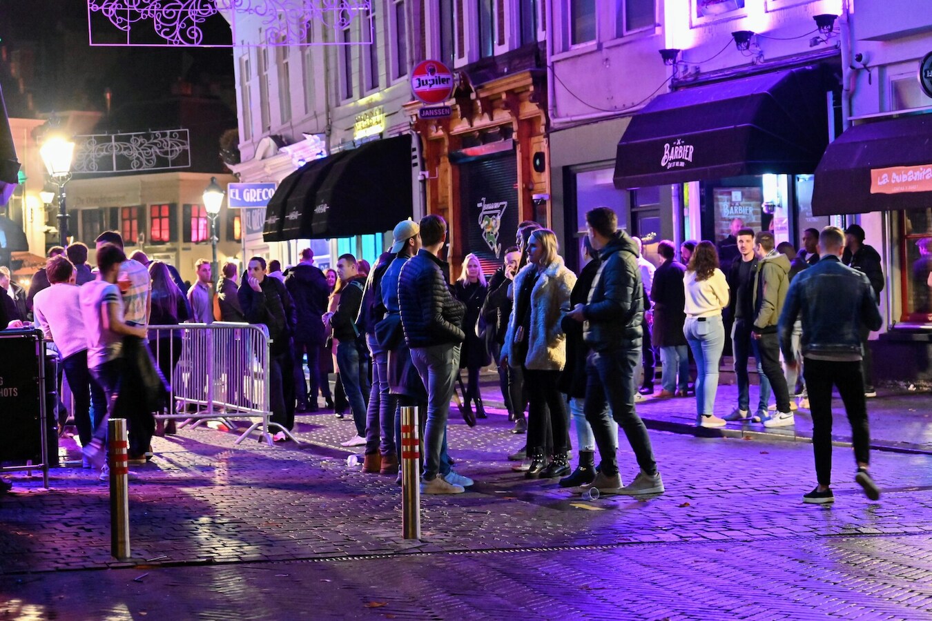 Vijftien arrestaties tijdens rellen in Leeuwarden, meeste horeca houdt ...