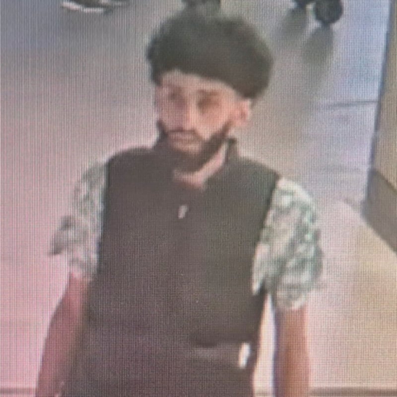 Politie deelt beelden van verdachte die kleedkamer van Pride op ...