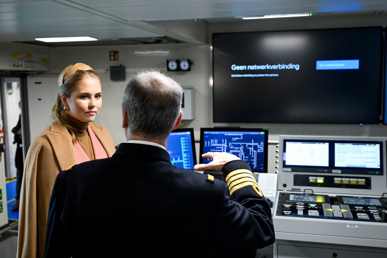 Prinses Amalia straalt in jas van moeder bij eerste soloklus en grapt ...