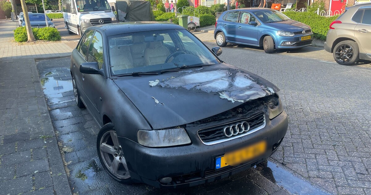 Man parkeert zijn auto in Helmond, maar dan komen plots vlammen uit de ...