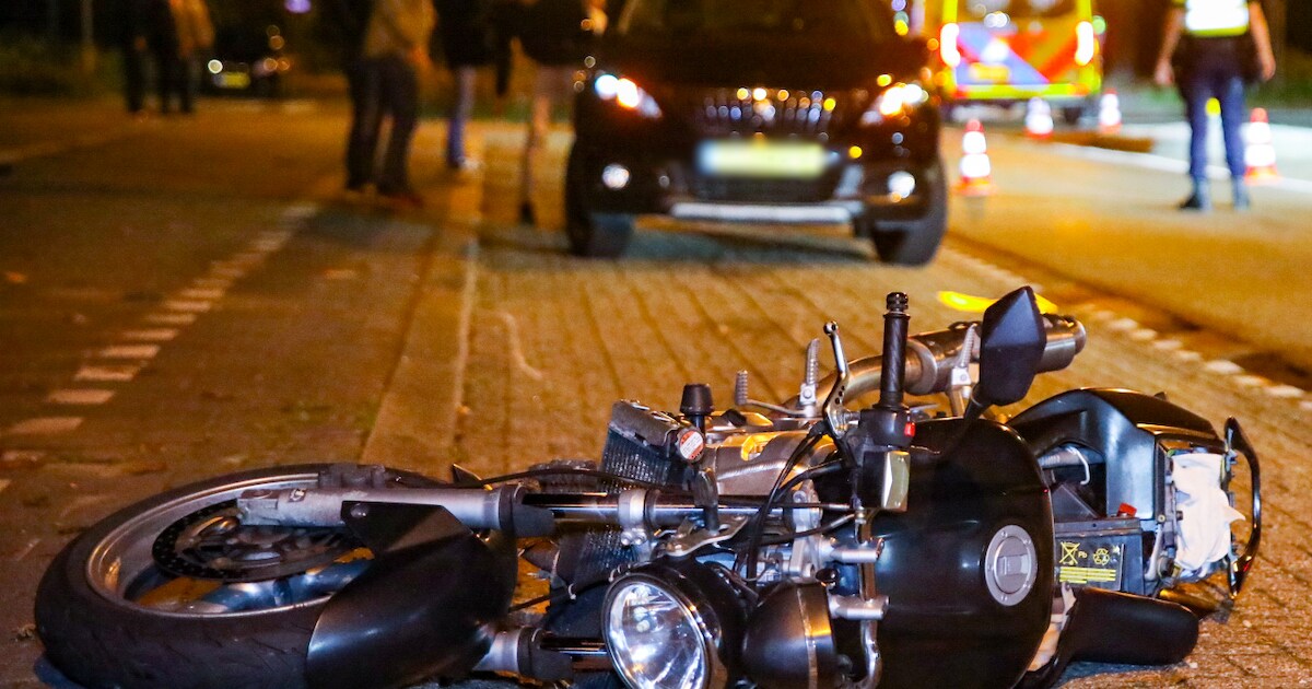 Motorrijder raakt gewond bij botsing met auto in Apeldoorn | Apeldoorn | AD.nl