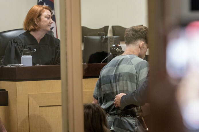 Leraar in kappersstoel opgepakt na moord op ouders bij gezinsuitje in ...