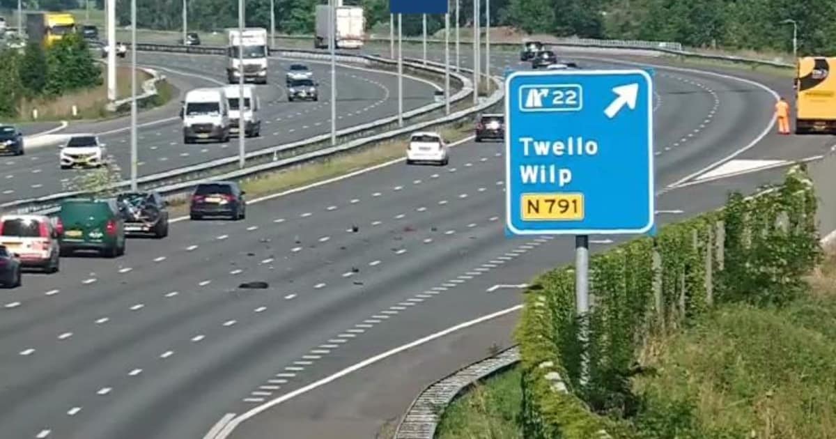 Bandenresten op wegdek zorgen voor flinke file op snelweg A1 bij Twello ...