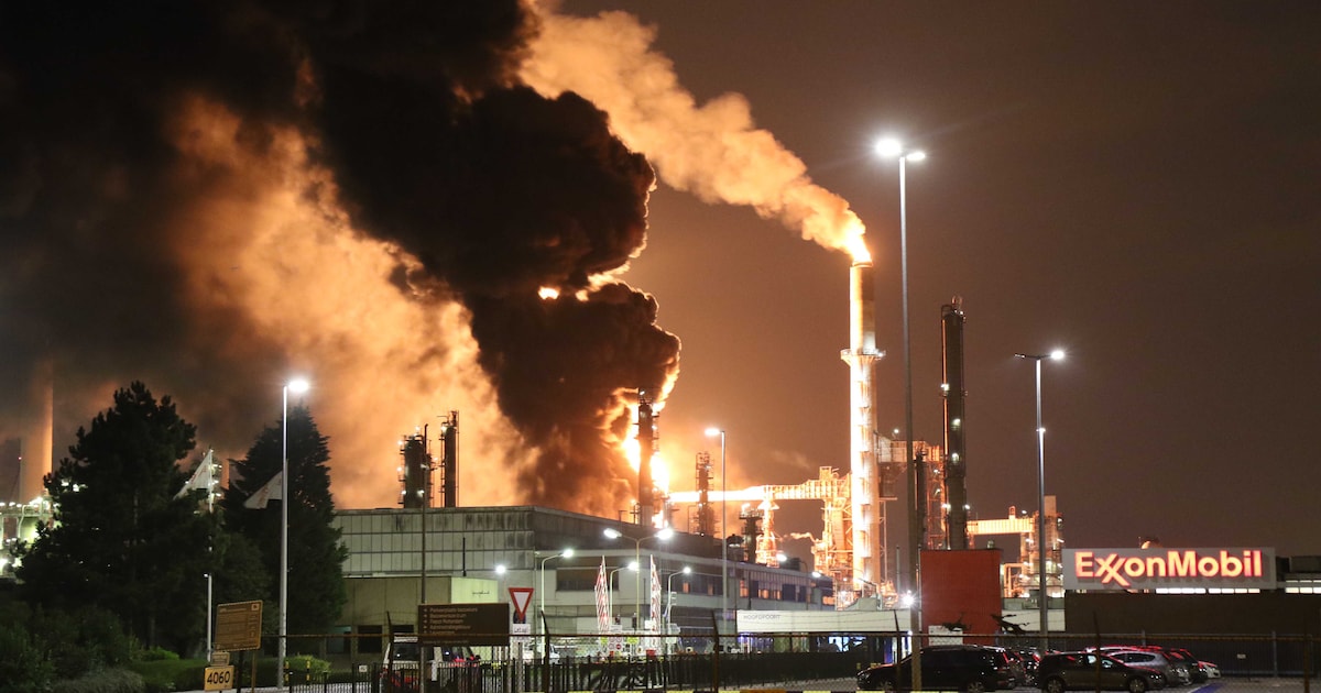 Problemen met roet na grote brand bij Esso in de Botlek | Rotterdam | AD.nl