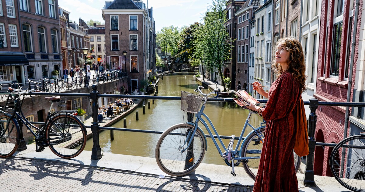 Als zusje van kunstenares Tiny plots overlijdt, wil haar vader dat ze ...