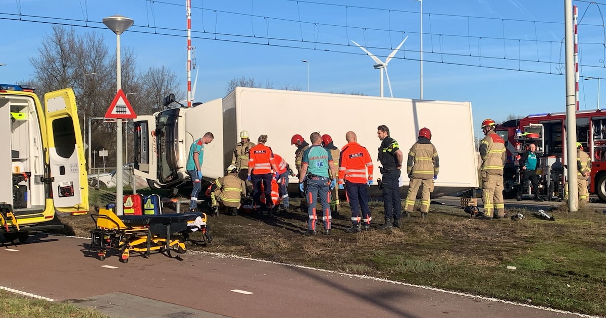 Vrachtwagen op spoor gekanteld na botsing met auto op Australiëhavenweg ...