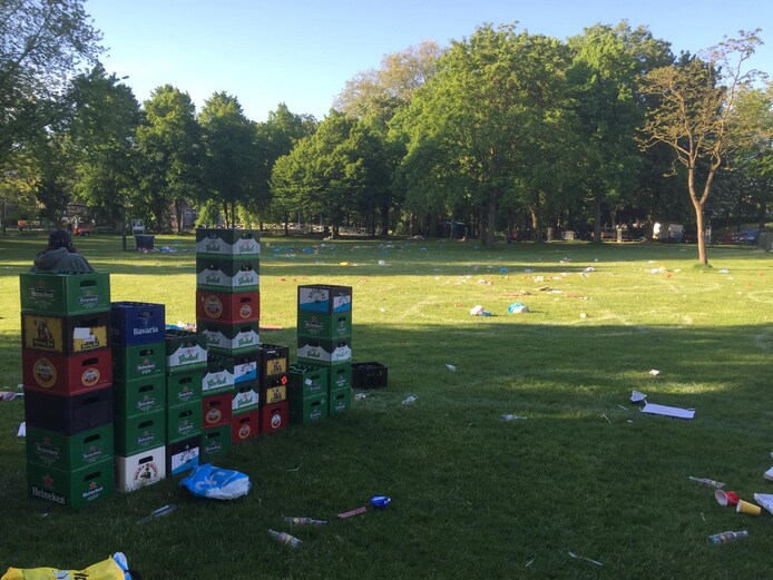 Een muur van bierkratjes, wildplassers en -poepers: ongekende puinhoop ...