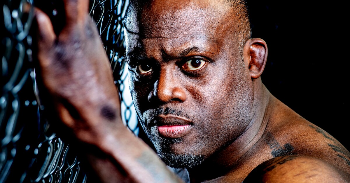 Melvin Manhoef neemt afscheid met nederlaag in lang uitgesteld gevecht ...