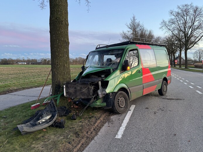 Bestelbus wijkt uit voor stilstaande auto en knalt tegen boom in Elsendorp | Gemert-Bakel | AD.nl