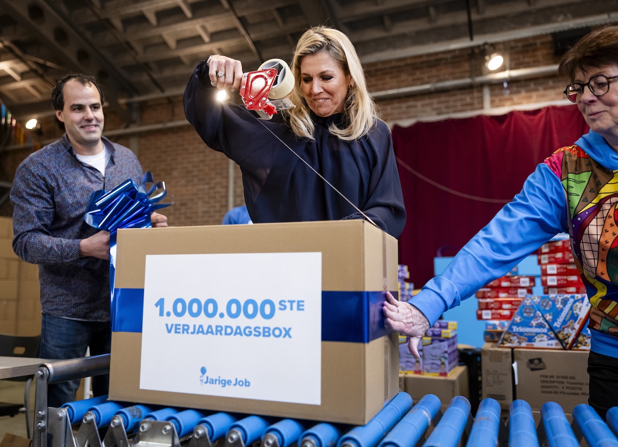 Koningin Máxima pakt cadeaus en taart in voor jarige kinderen uit arme ...