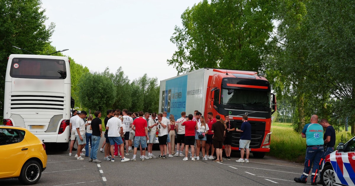 Vuurwerk, fakkels en fietsen door de ruit, maar voetbalclubs ontkennen ...