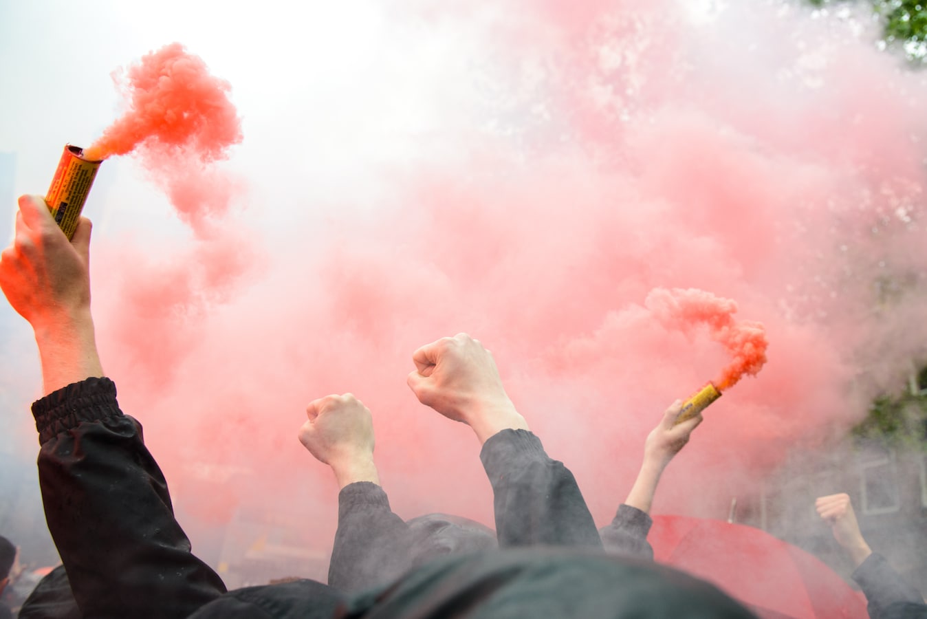 Onrustig protest tegen azc in Wijk bij Duurstede, stenen en vuurwerk ...