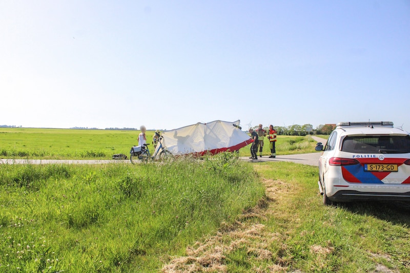 Persoon met driewielfiets te water in Exmorra | Regio | AD.nl