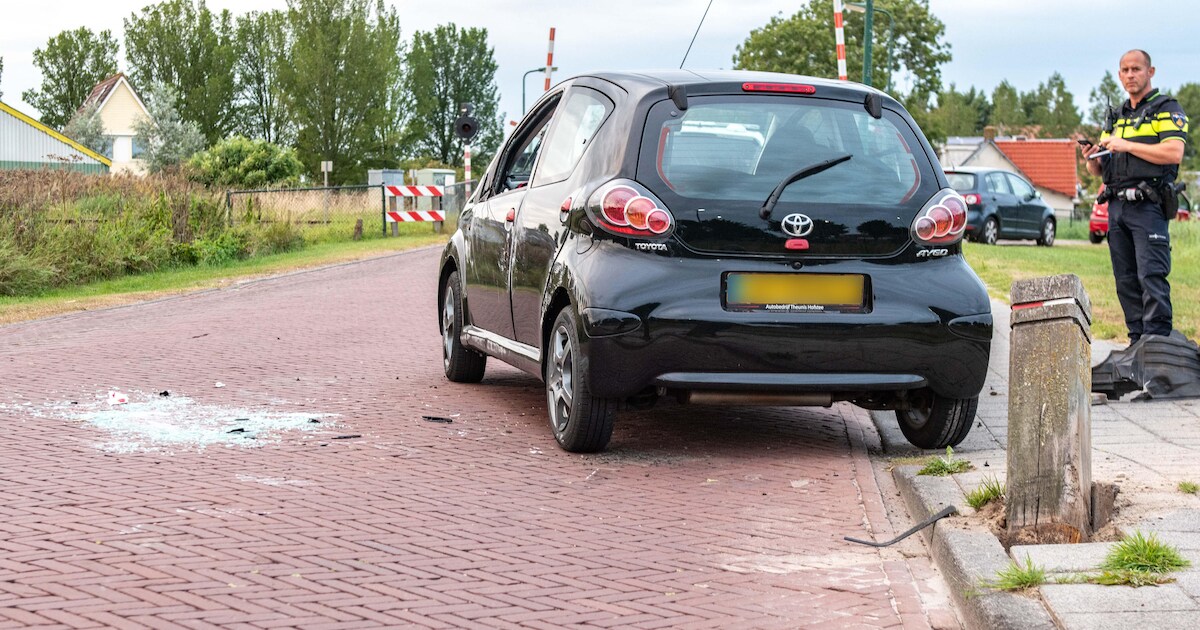 Auto belandt op zijkant in Scharnegoutum, bestuurster naar ziekenhuis ...