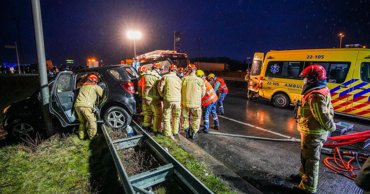 Auto botst op lichtmast naast A50 bij Eindhoven, bestuurster naar het ziekenhuis | Eindhoven | AD.nl