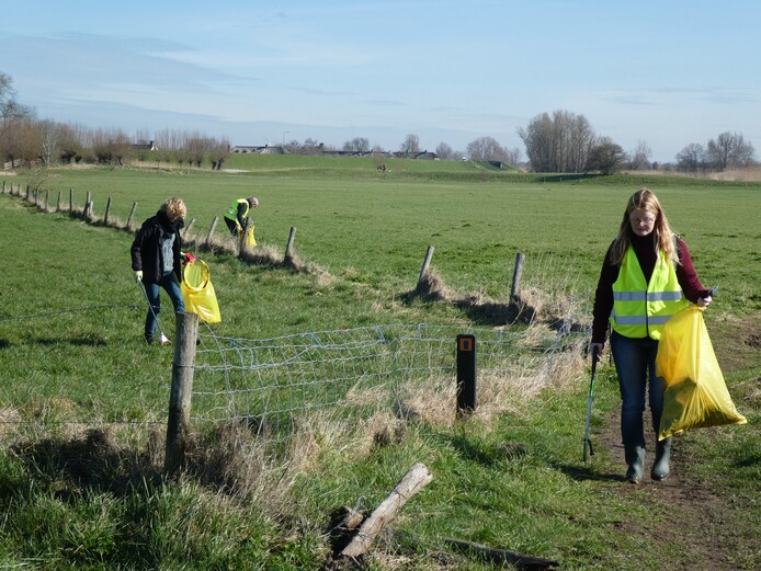 Zwerfvuil ruimen in de uiterwaarden langs de Lek | Lopik | AD.nl