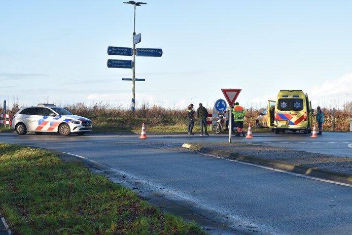 Motorrijder raakt gewond bij botsing op rotonde in Waardenburg ...