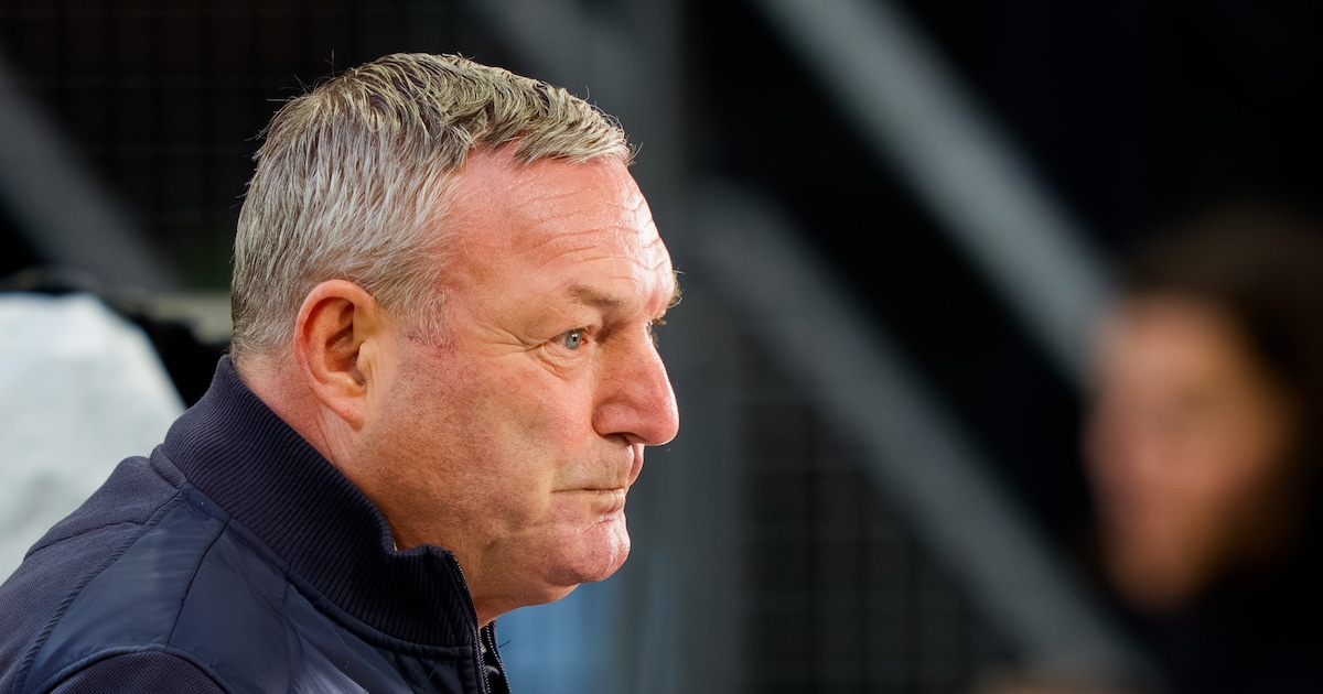 Ron Jans gaat niet meer chagrijnen bij FC Utrecht: ‘Dat straal je dan ...
