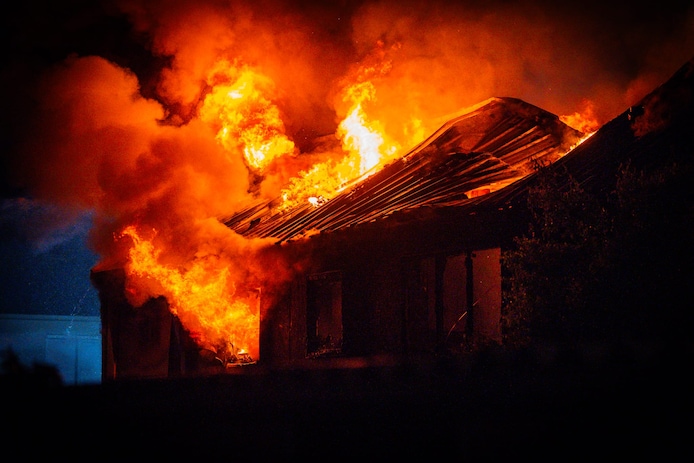 Vier woningen compleet verwoest door grote brand in Didam, 24 mensen ...