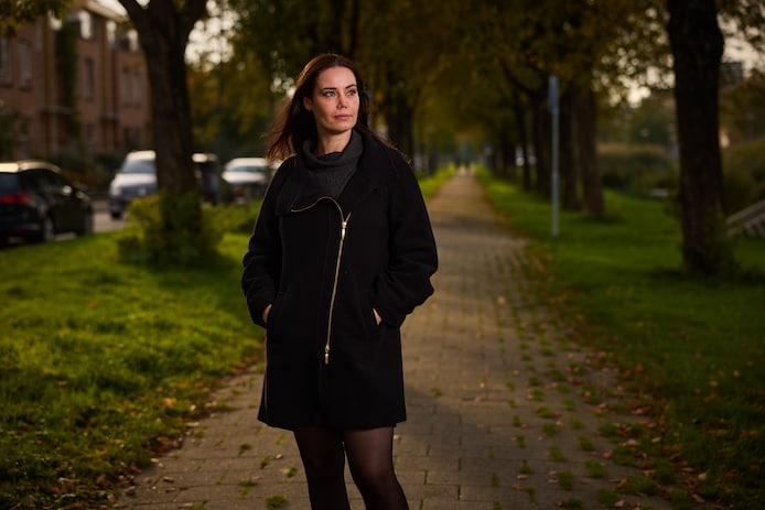 Zoë runt escortservice vanuit huis, daar zijn haar buren niet blij mee ...