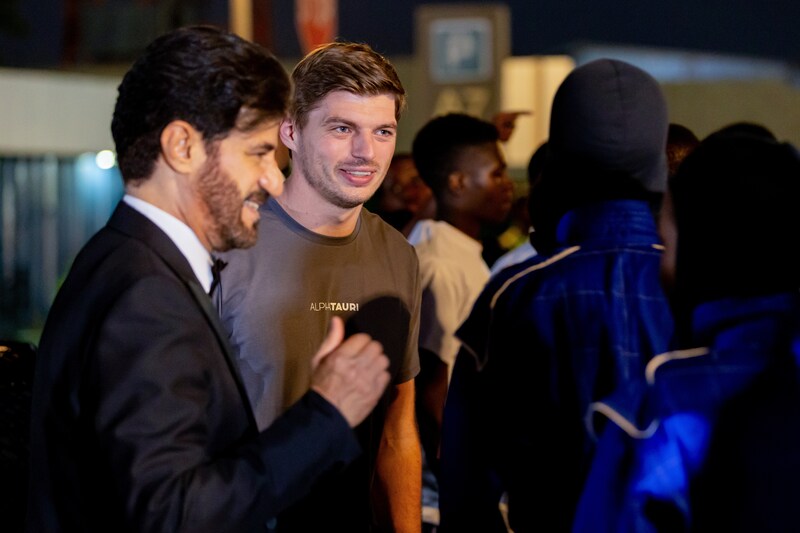 Wereldkampioen Max Verstappen neemt in Rwanda trofee in ontvangst: ‘Ik ...