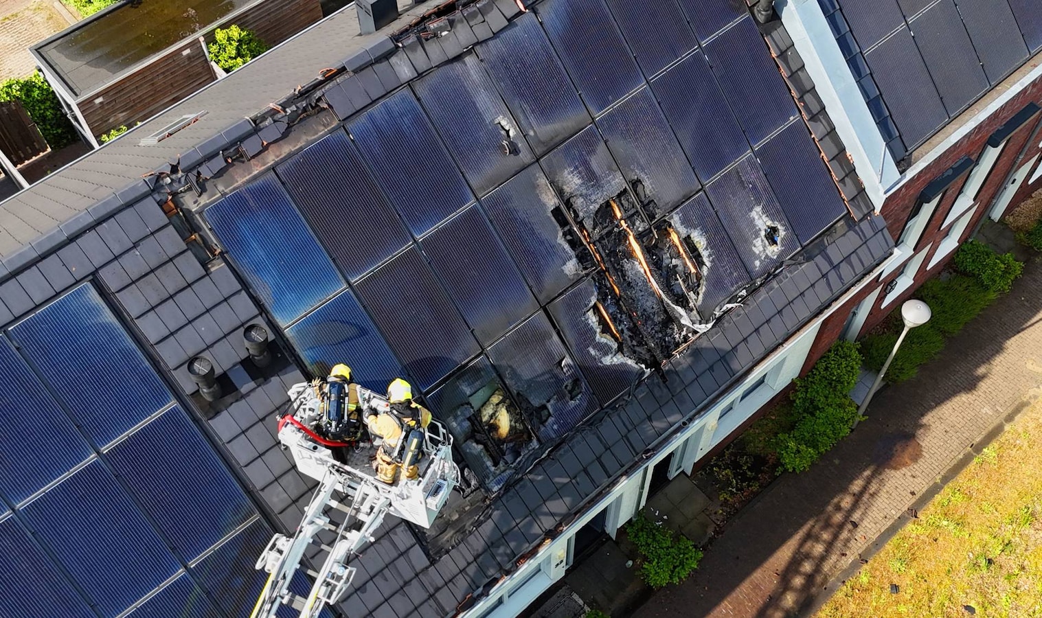 Zonnepanelen in brand op dak van woningen Den Bosch, zeven woningen uit ...