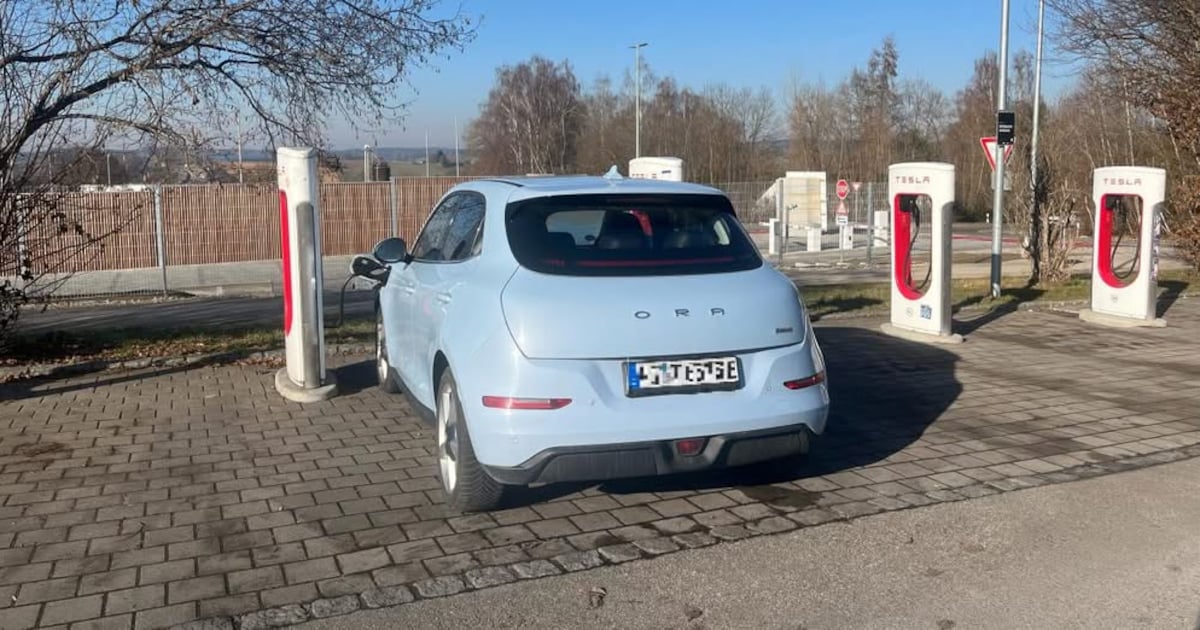 Tesla-rijders woedend: laadpaal-klever blokkeert al sinds kerst twee ...