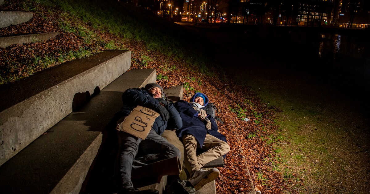 Joshua en Erik zwerven ‘dakloos’ door Rotterdam: ‘IJskoud, maar voor ...