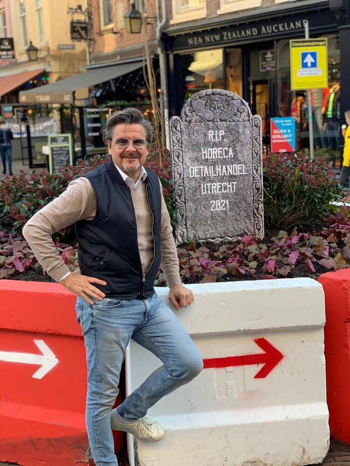 Richard plaatst grafsteen in voetgangersrotonde op de Steenweg: RIP ...