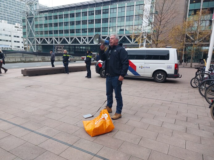 Pegida-voorman Edwin Wagensveld scheurt bladzijden uit koran en loopt ...