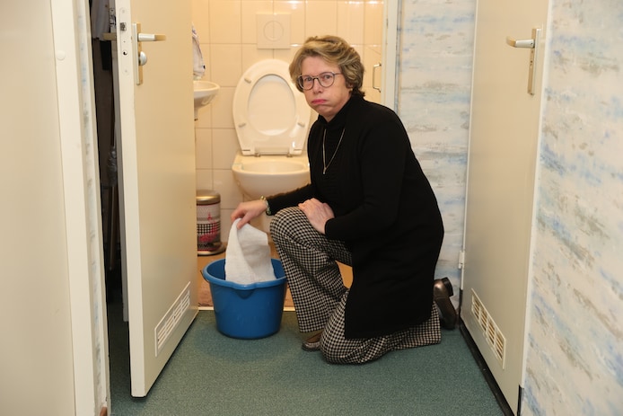 Jacqueline is jarenlange overlast van poep in haar flat spuugzat: ‘Het ...