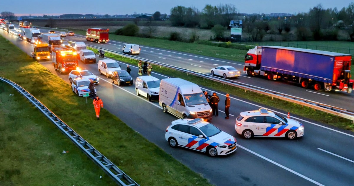Dodelijk ongeval op de A15 bij Meteren, weg richting Gorinchem nog uren ...
