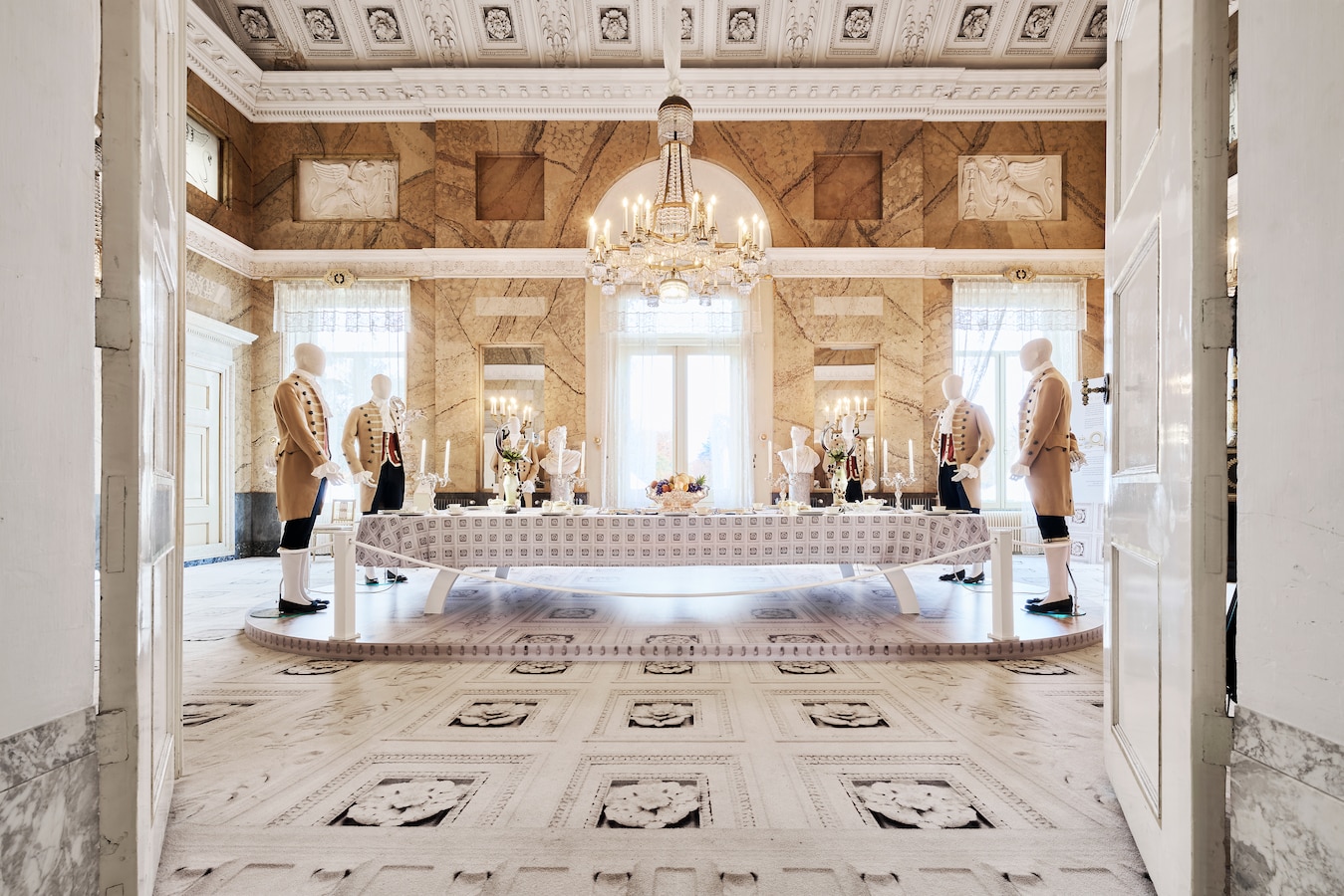 Robèrt van Beckhoven serveert desserts die koningin Juliana en ...