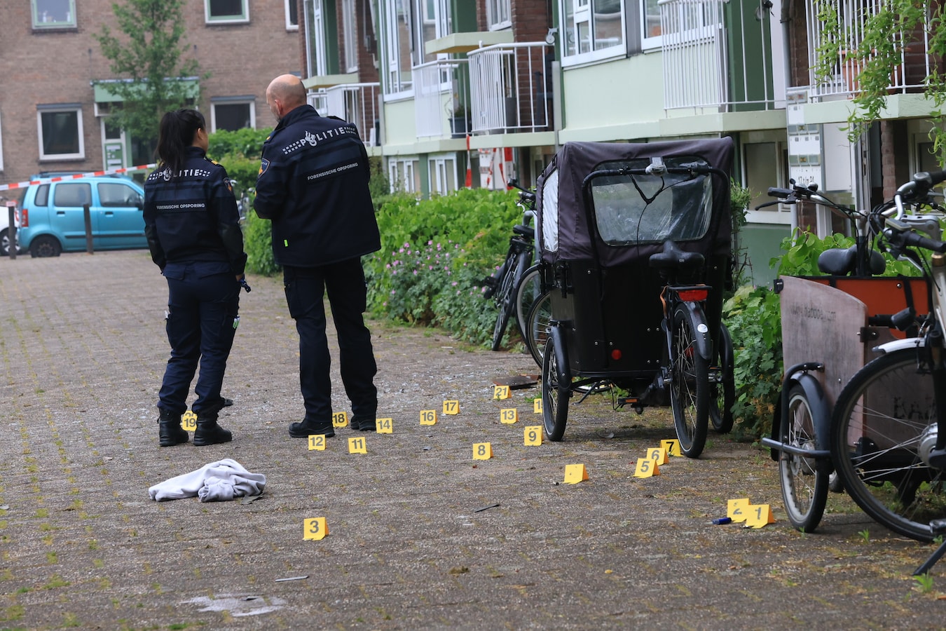 Explosie bij woning naast politiebureau, buren denken aan gerichte ...