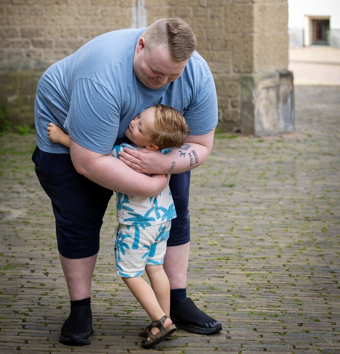 Collin redde het leven van peuter Rock (2) en is nu ‘officieel’ een ...