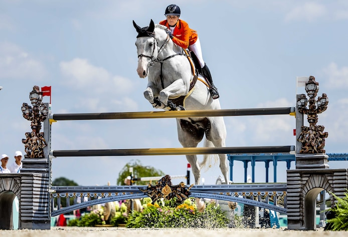 Amazone Kim Emmen huilend op haar paard Imagine na overlijden eigenaar ...