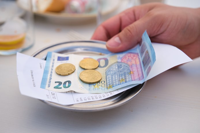 in-dit-land-wordt-fooi-geven-als-een-belediging-gezien-en-andere