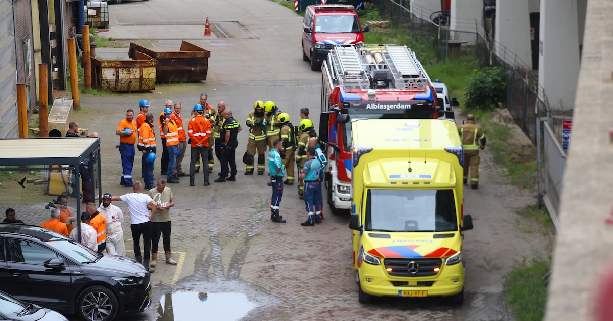 Brandweer voert metingen uit in Alblasserdams pand nadat schoonmakers ...