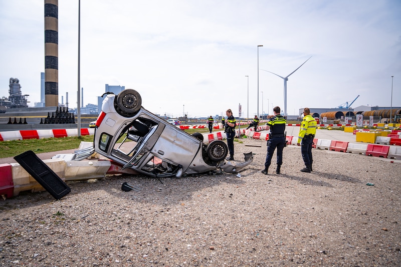 Automobilist rijdt onder invloed door barrière op Maasvlakte en slaat ...