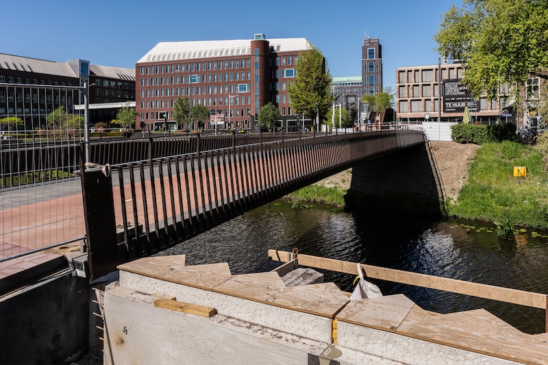 Gloednieuwe brug van 2,4 miljoen euro in Den Bosch na weken herstel ...