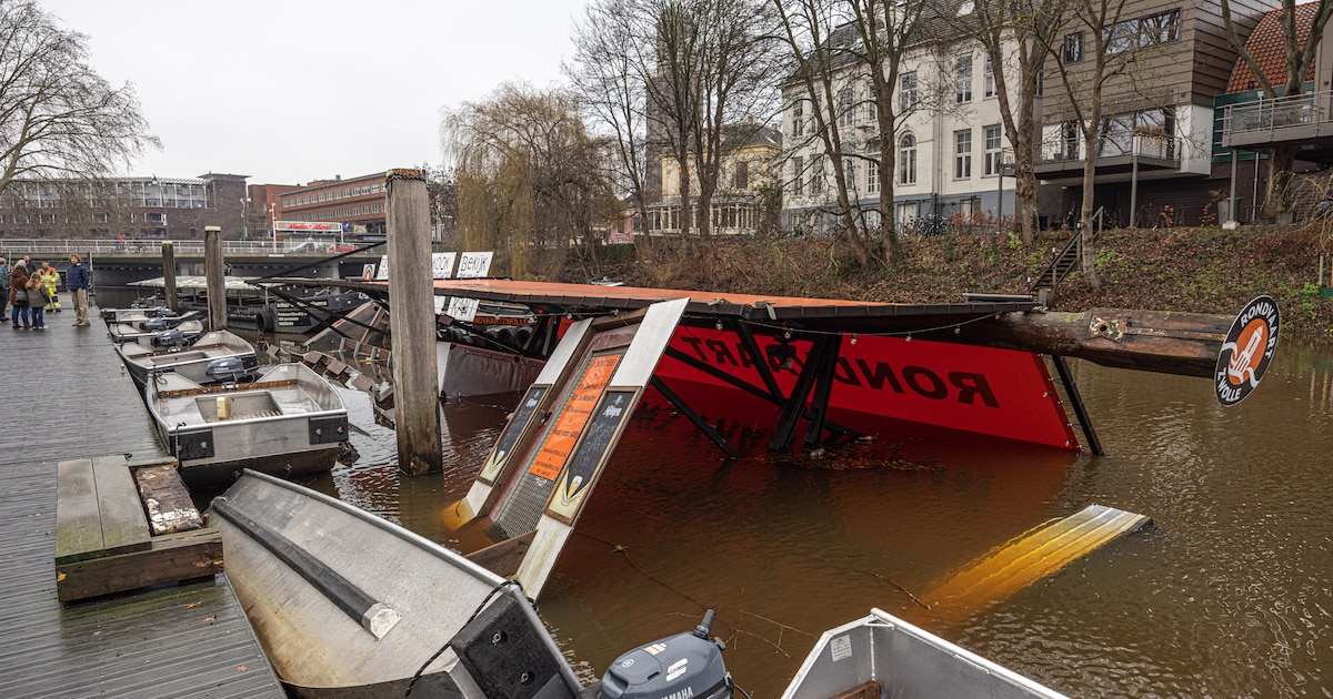 Gezonken schip van Rondvaart Zwolle ligt mogelijk nog weken op de bodem ...