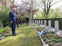Eerbetoon op Almelose dodenakkers: bloemen, stilte en een buiging voor ...