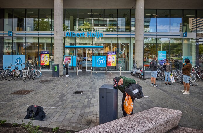 Luchtverfrisser bij de hand: caissières hebben last van stinkende en ...