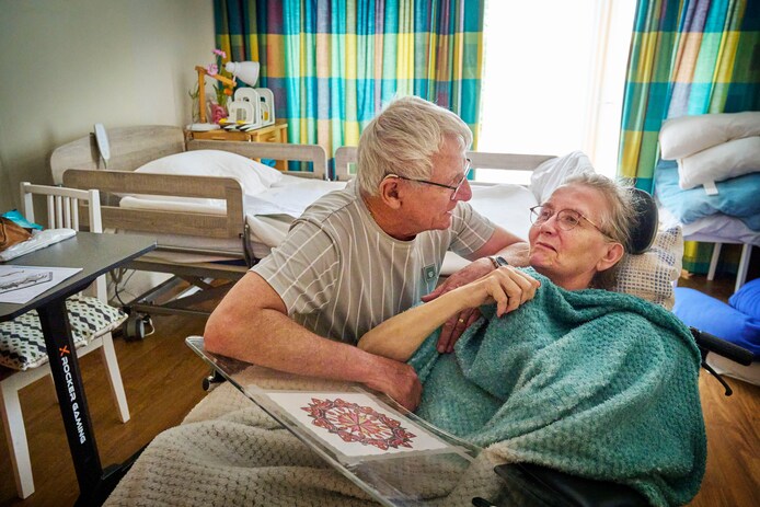 Met aardbeien, ijs en grapjes maakt Petro (72) nog elke dag bijzonder ...